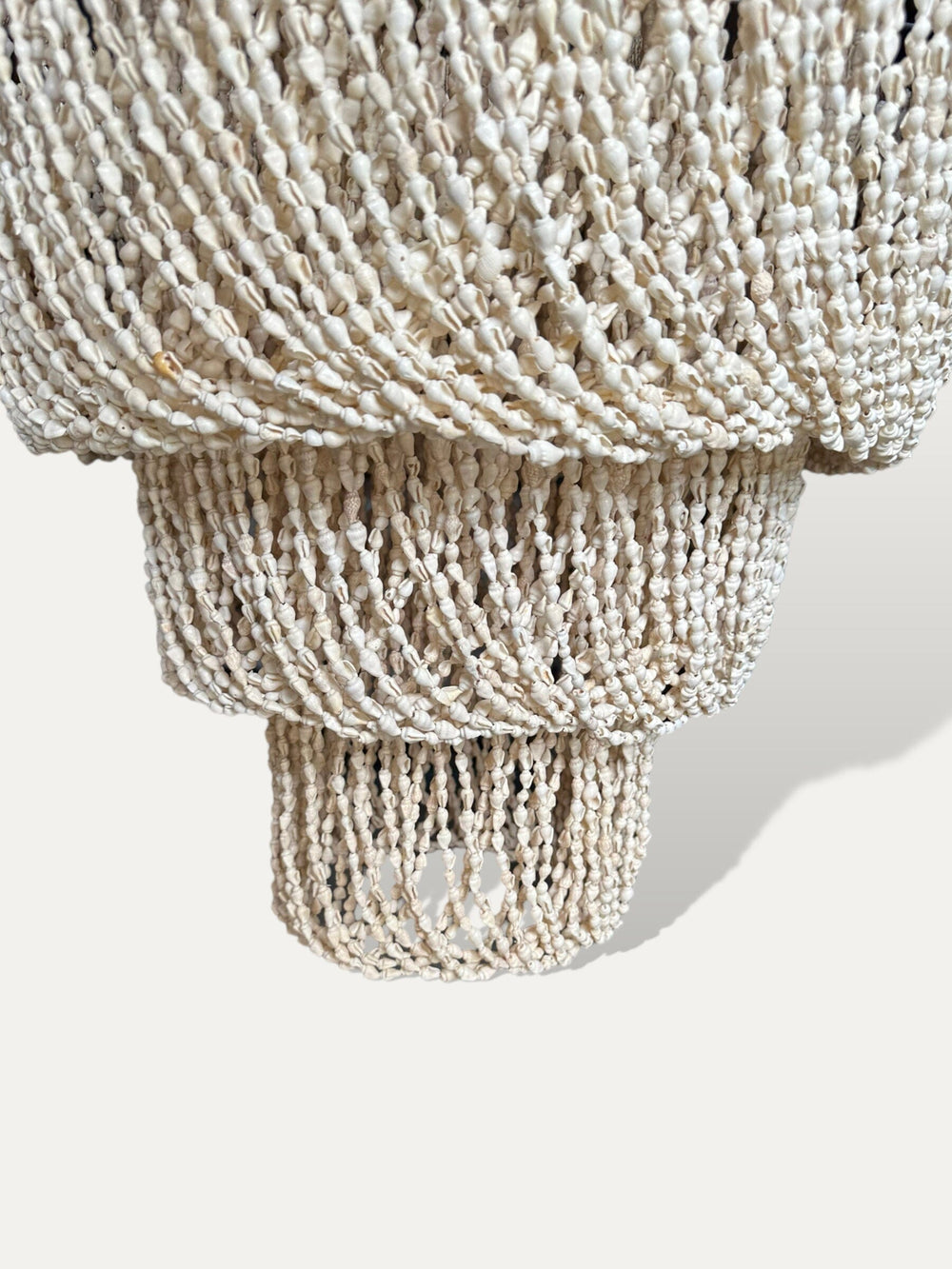 Lustre Bali "Megeng" artisanal en coquillages et macramé